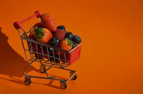 신선하고 잘 익은 열매 라스베리 딸기 블루 베리가 장바구니에 담겨 있습니다 적절한 영양 비타민 식품 디자인의 배경 건강한