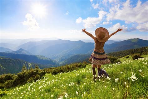 산 풍경에 잔디밭에 Hipster 여자 드레스 스타킹과 밀 짚 모자에 구름으로 하늘을 보고 유지 됩니다 특별 한 여름 풍경입니다 좋은 태양 광선에 건강한 생활방식에 대한