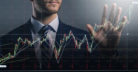 똑똑한 백인 사업가 손 터치 보이지 않는 주식 차트 시장 화면 어두운 배경 비즈니스 금융 아이디어 개념 사진 Unsplash의 성취 이미지
