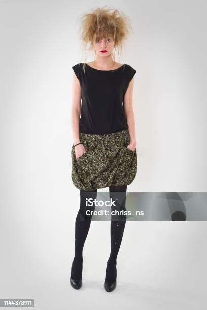 흰색 바탕에 카메라를 보고 미친 머리 스타일과 어두운 셔츠와 치마에 포즈 여자의 전체 길이 초상화 패션 스튜디오 촬영 곱슬 머리에 대한 스톡 사진 및 기타 이미지 Istock