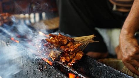 닭고기 인도네시아 전통 길거리 음식 사테이 꼬치 절인 닭고기를 굽는 남자는 달콤한 콩 소스와 구운 땅콩 소스와 함께 제공됩니다 길거리 음식에 대한 스톡 사진 및 기타 이미지