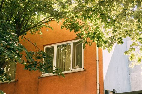 집 밖의 건물 건물 외관 건축 건축 세부 사항 고요한 고요함 그림자 나무 나뭇잎 난색 녹지 대조 도시 도시 생활 도시의 도시의 삶 미술 벽