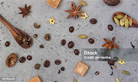 매운 인도 마살라 차이 차 또는 커피를 만들기위한 재료 말린 홍차 볶은 커피 콩 건조 아니스 스타 씨앗 계피 스틱 카다몬 후추 및 갈색 설탕 0명에 대한 스톡 사진 및 기타