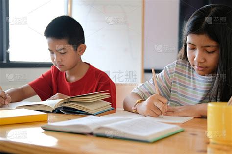 男，女，学生，学习，写笔记，做作业。在学校学习教育