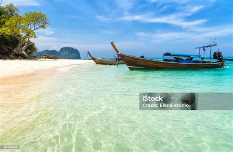 전통적인 태국 Longtale 보트와 아름 다운 해변의 놀라운 볼 수 있습니다 위치 대나무 섬 끄라 비 주 태국 안다만 바다 예술 그림입니다 아름다움의 세계입니다 0명에