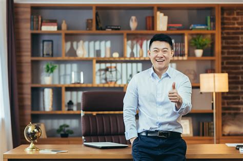 엄지 손가락을 들고 카메라를 보고 웃는 아시아 보스 사무실에서 일하는 남자 성공적이고 긍정적 인 사업가의 초상화 35 39세에 대한 스톡 사진 및 기타 이미지 Istock