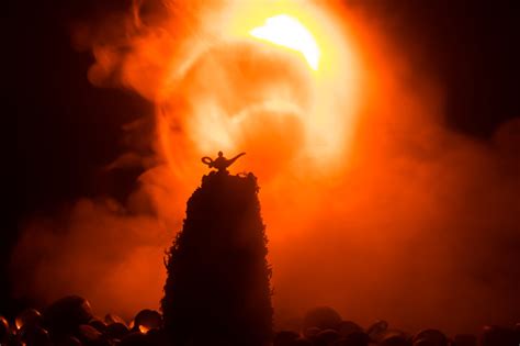 골동품 알라딘 아라비아 밤 지 니 스타일 오일 램프 부드러운 빛 흰색 연기 어두운 배경 골동품에 대한 스톡 사진 및 기타 이미지 골동품 구리 동굴 Istock