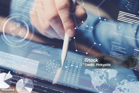 디지털 도표 그래프 인터페이스 가상 디스플레이 연결 아이콘의 개념 현대 전자 태블릿을 사용 하 여 사무실에서 남자입니다 흐리게 배경입니다 수평 교육에 대한 스톡 사진 및