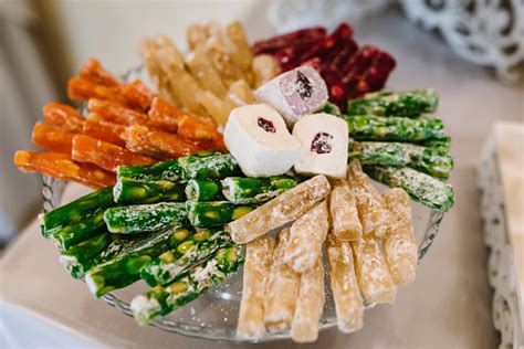 동부 과자 다양한 견과류 코코넛 쉐이드 피스타치오 너트 가루 설탕을 곁들인 터키 전통 요리를 모듬어 보세요 맨 위 보기입니다 아랍 디저트 라하트 로쿰 셔벗 누가트 플랫 레이