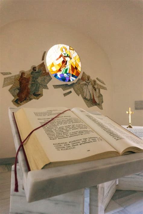 가톨릭 가톨릭교 거룩한 거룩한 책 교회 인테리어 기도 기독교 기독교 기호 기독교 예술 대성당 모자이크 미사 바꾸다 설교 설교단 성경 성경의