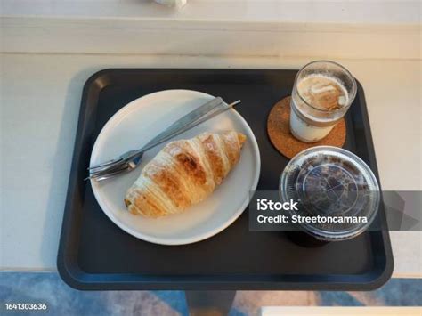 크로와상 커피 차 음료 먹고 컵 음식 아침 식사 점심 시간 에스프레소 스낵 빵 식사 달콤한 맛있는 미식가 베이커리 디저트