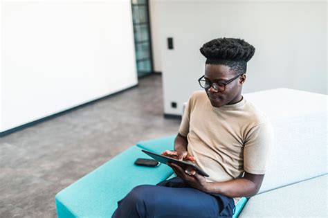 디지털 태블릿을 사용하는 현대 사무실에서 새로운 스타트업에서 일하는 한 흑인 사업가 검사 보기에 대한 스톡 사진 및 기타 이미지 검사 보기 경영자 계획 Istock