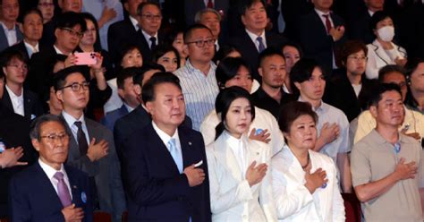 日언론들 광복절에 일본 비판 안 한 한국 대통령 이례적”