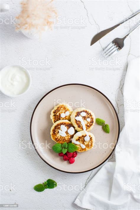 접시에 사워 크림 라스베리 및 민트를 곁들인 코티지 치즈 팬케이크 위쪽 및 세로 보기 0명에 대한 스톡 사진 및 기타 이미지 0명 건강한 생활방식 건강한 식생활