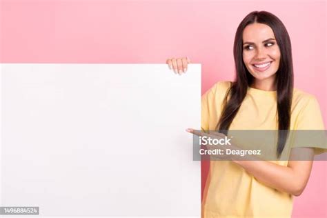 좋은 기분 꿈꾸는 아가씨가 노란색 티셔츠를 입고 손가락 플래카드 빈 공간을 보여주는 격리된 핑크 컬러 배경의 사진 30 34세에 대한 스톡 사진 및 기타 이미지 Istock