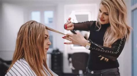 Місячний календар стрижок на листопад 2023 року сприятливі та несприятливі дні ШО