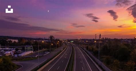 야간 도로에서 자동차의 타임 랩스 사진 사진 Unsplash의 무료 오스트라바 이미지