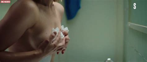 Голая Юлия Пересильд в Milk