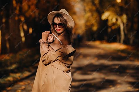 Premium Photo Sexy Girl In A Coat And Hat In An Autumn Sunny Park