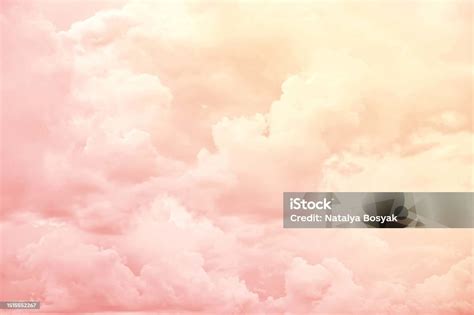 구름이 낀 저녁 하늘 황금빛 석양 파스텔 옅은 노란색 산호 복숭아 핑크 장미 베이지색 흰색 추상적인 배경 색상 그라데이션 하늘에 대한 스톡 사진 및 기타 이미지 Istock