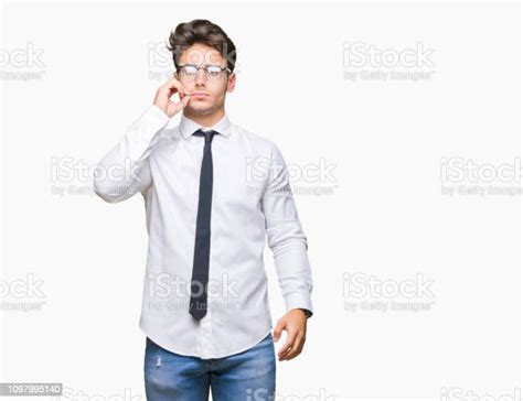 안경 위에 착용 하는 젊은 사업가 절연 배경 입 그리고 입술 손가락으로 Zip으로 종료 비밀과 침묵 금기 이야기 개념에 대한 스톡 사진 및 기타 이미지 Istock