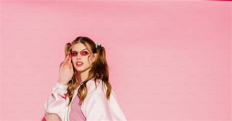 선글라스를 만지고 복고풍 붐박스를 들고 분홍색 롤러 스케이트를 타는 세련된 소녀 사진 Unsplash의 사람 이미지