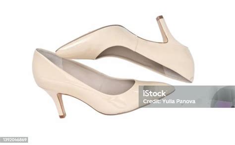 흰색 배경에 여성 하이힐 클래식 신발 베이지 색 우아한 신발의 고립 된 이미지 패션 블로그 개념 0명에 대한 스톡 사진 및 기타 이미지 Istock