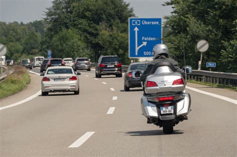 A8 방향 아우크스부르크 고속도로에 소통량입니다 차량 및 거 대 한 스쿠터 드라이버 화창한 여름 날에 볼 수 있습니다 오토바이에 대한 스톡 사진 및 기타 이미지 Istock