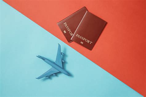 파란색 여객기와 여권은 다채로운 배경에 서 있다 여행과 교통의 개념 0명에 대한 스톡 사진 및 기타 이미지 0명 개념