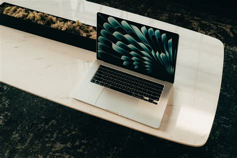 What's the Difference Between a MacBook Air and Pro?