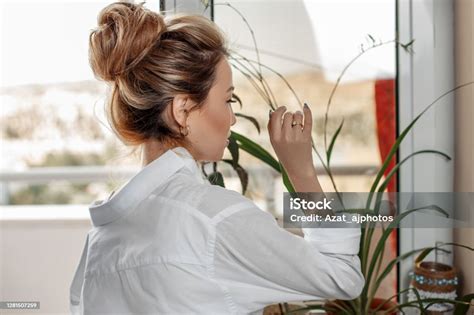 베이지 색 레이스 반바지에 젊은 아름다운 아시아 소녀 흰색 셔츠는 아침에 발코니에 외출 젊은 여자에 대한 스톡 사진 및 기타 이미지 젊은 여자 건강한 생활방식