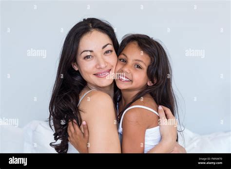 Frau Mit Ihrer Tochter Entspannend Stockfotografie Alamy