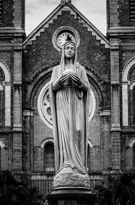 教堂外的圣母玛利亚雕像