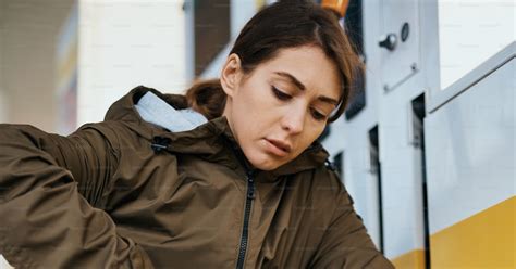 가스 펌프에서 연료로 플라스틱 갤런에 연료를 보급하는 젊은 여성 사진 Unsplash의 여성 이미지