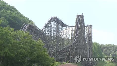 용인 놀이공원 롤러코스터 20m 높이서 멈춰30여명 대피 연합뉴스