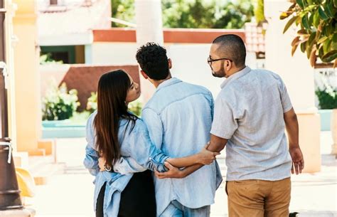 Mujer De La Mano Con Otro Hombre Mientras Camina Con Su Novio En La Calle Concepto De Tri Ngulo