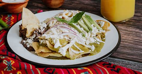 닭고기와 매운 녹색 소스를 곁들인 멕시코 칠라킬 멕시코의 전통적인 아침 식사 수평 평면도 사진 Unsplash의 멕시코 이미지