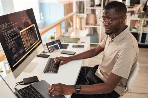 Premium Photo Devops Engineer Identifying Technical Problems And