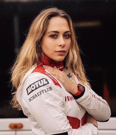 Sophia Floersch [irtr] Scrolller