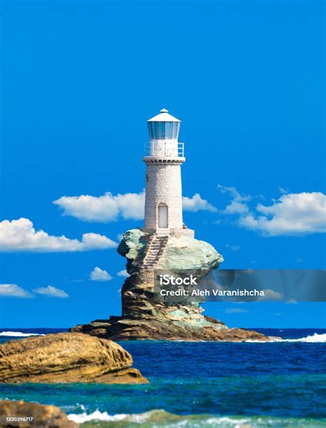 안드로 섬의 초라의 아름다운 등대 투어리티스와 갈매기 키클라데스 그리스 등대에 대한 스톡 사진 및 기타 이미지 등대 그리스