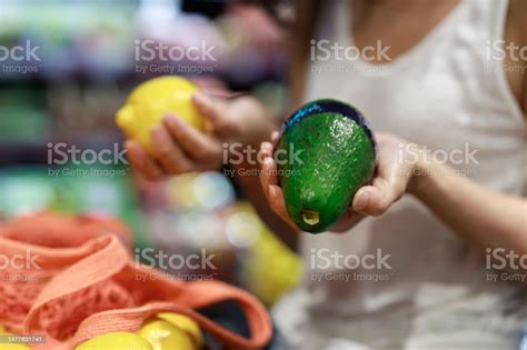 식료품 점에서 신선한 유기농 야채와 과일을 쇼핑하는 친환경 토트백을 사용하는 아시아 여성의 자른 사진 제로 웨이스트 개념 40 44세에 대한 스톡 사진 및 기타 이미지