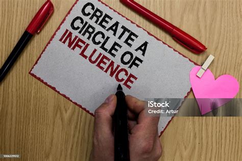 영향의 A 서클 만들기를 보여주는 텍스트 기호 개념 사진 Influencer 리더 동기를 부여 다른 사람들 글 스티커 메모 클립 핀치 심장 손 잡고 마커 빨간 펜 나무