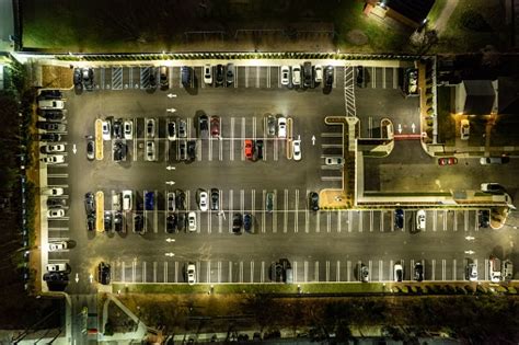 주차된 자동차가 있는 주차장의 탑 앵글 샷 밝은 가로등에 의해 거의 조명 0명에 대한 스톡 사진 및 기타 이미지 0명 거리 고정됨 Istock