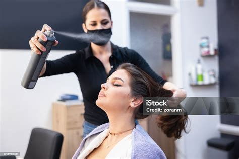 미용실에서 고객의 모발에 헤어스프레이를 바르는 보호 얼굴 마스크를 착용한 여성 미용사 20 24세에 대한 스톡 사진 및 기타