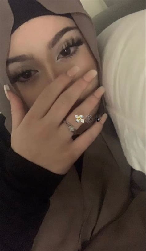 Pin by Mahdia Elkorai on ideas parad fotos | Hijabi aesthetic, Pretty selfies, Hijabi fashion abayas