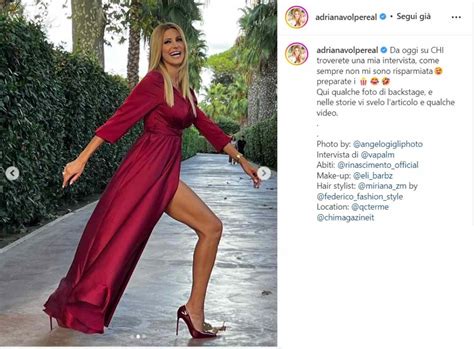 Adriana Volpe Seducente Gambe Totalmente Scoperte