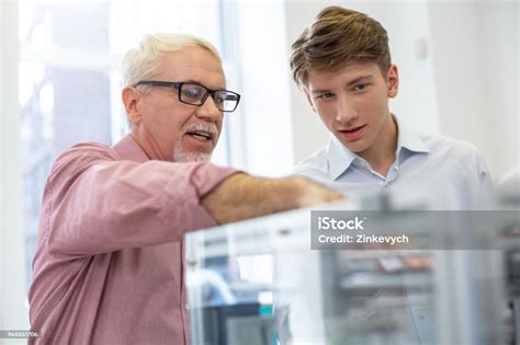 3d 프린터에 대 한 자신의 지식을 공유 하는 수석 엔지니어 3차원 인쇄에 대한 스톡 사진 및 기타 이미지 3차원 인쇄 3차원 형태 Qualification