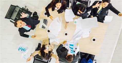 성공적인 사업가들은 사무실 테이블에서 기쁨으로 함께 축하합니다 젊은 사업가와 사업가 노동자들은 팀워크로 성공을 보여주는 쾌활한