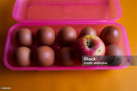 분홍색 배경에 플라스틱 상자에 사과와 닭 계란 컨셉 포토 0명에 대한 스톡 사진 및 기타 이미지 0명 개념 깨짐 Istock