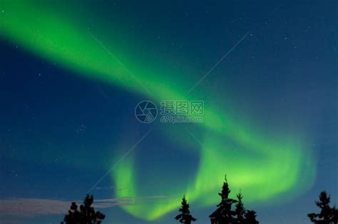 强烈的北极光和月亮照的夜空中的许多星高清图片下载 正版图片506979852 摄图网